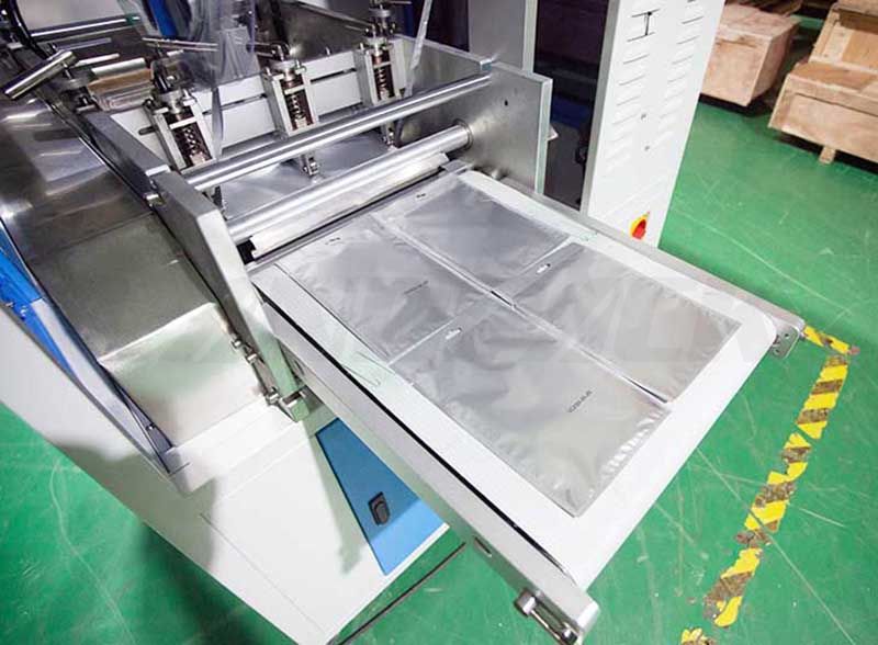 Automatic Surgical Mask/ KN94 Mask Four-Sides Sealing Bag Packaging Machine
